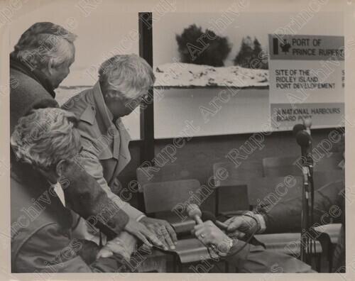 Title: Transport Minister Jean-Luc Pepin, B.C. Minister of Industry Don ...